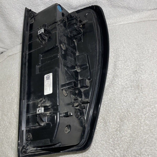 2019 2021 2022 2023 GMC SIERRA DENALI LH LEFT DRIVER TAIL LIGHT OEM LE